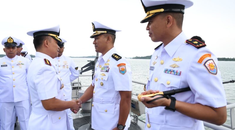 Dansatkat Kormada I Serah Terimakan Jabatan Komandan KRI Parang-647 ...
